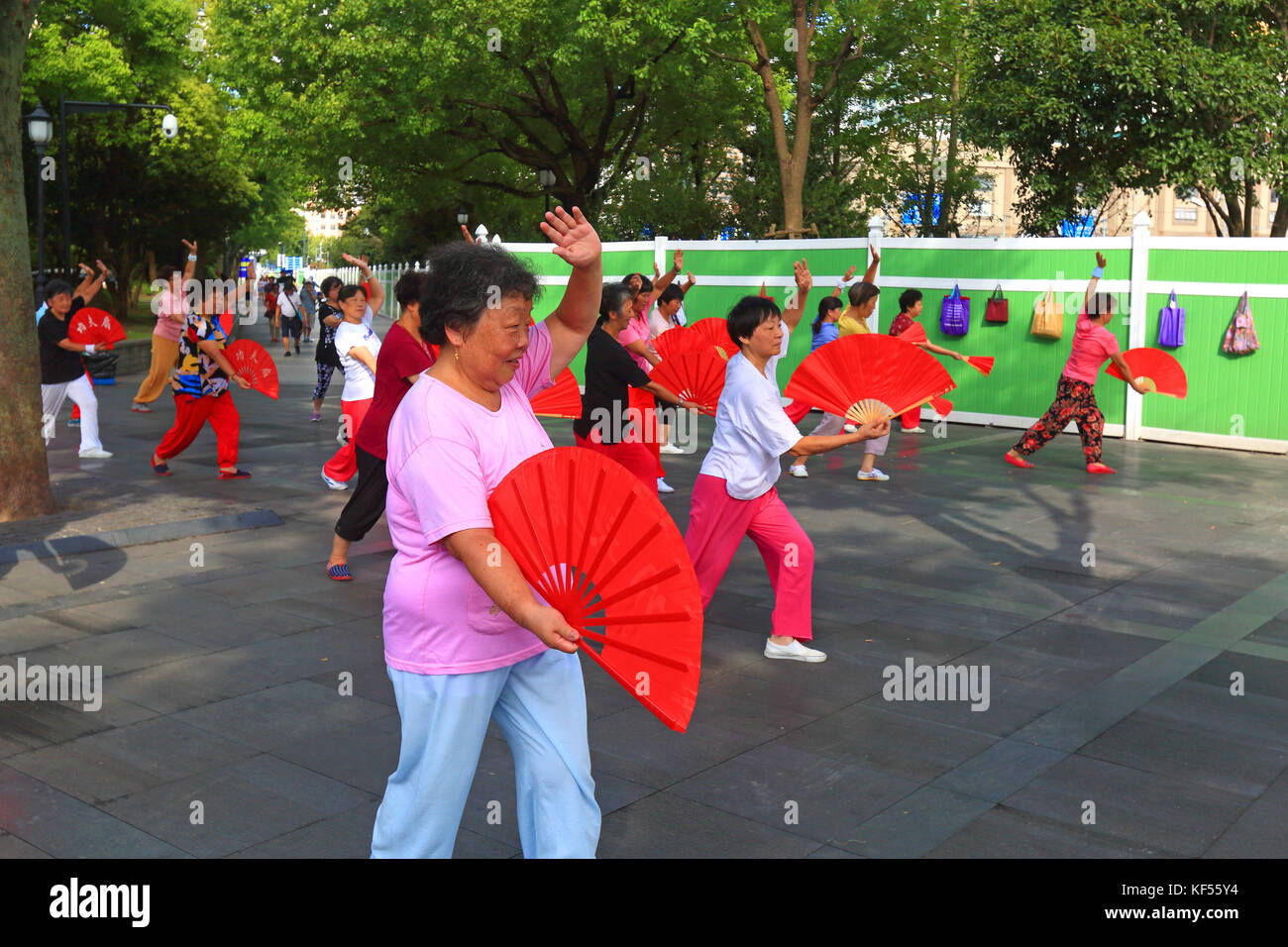 China dance hi-res stock photography and images - Alamy