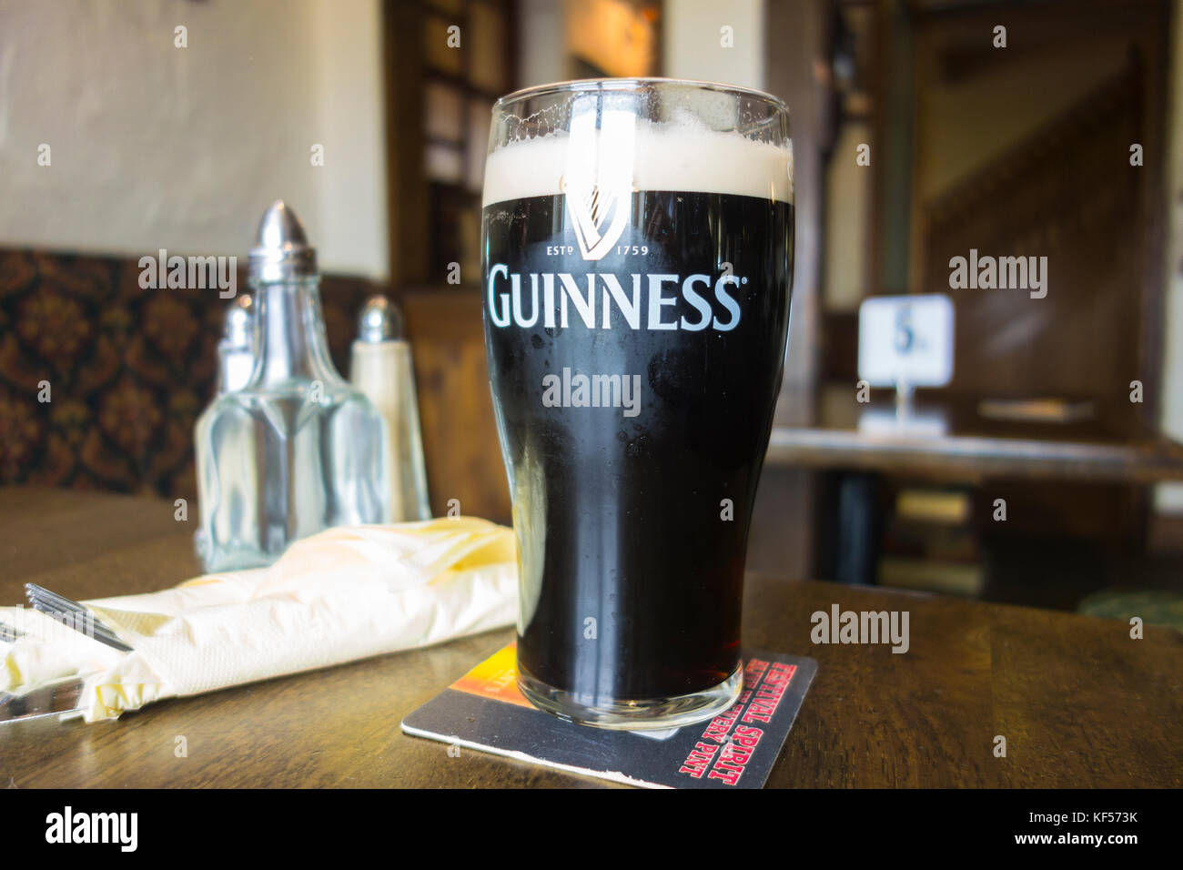 Pint of guinness glass ireland hi-res stock photography and images - Alamy