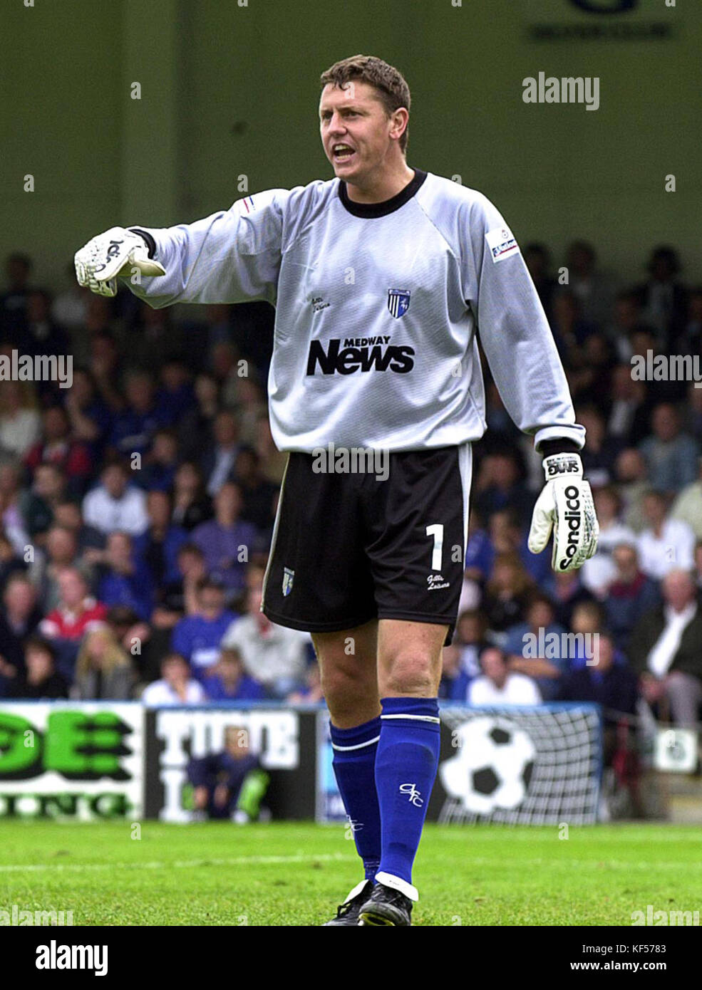 Gillingham goalkeeper Vince Bartram Stock Photo - Alamy