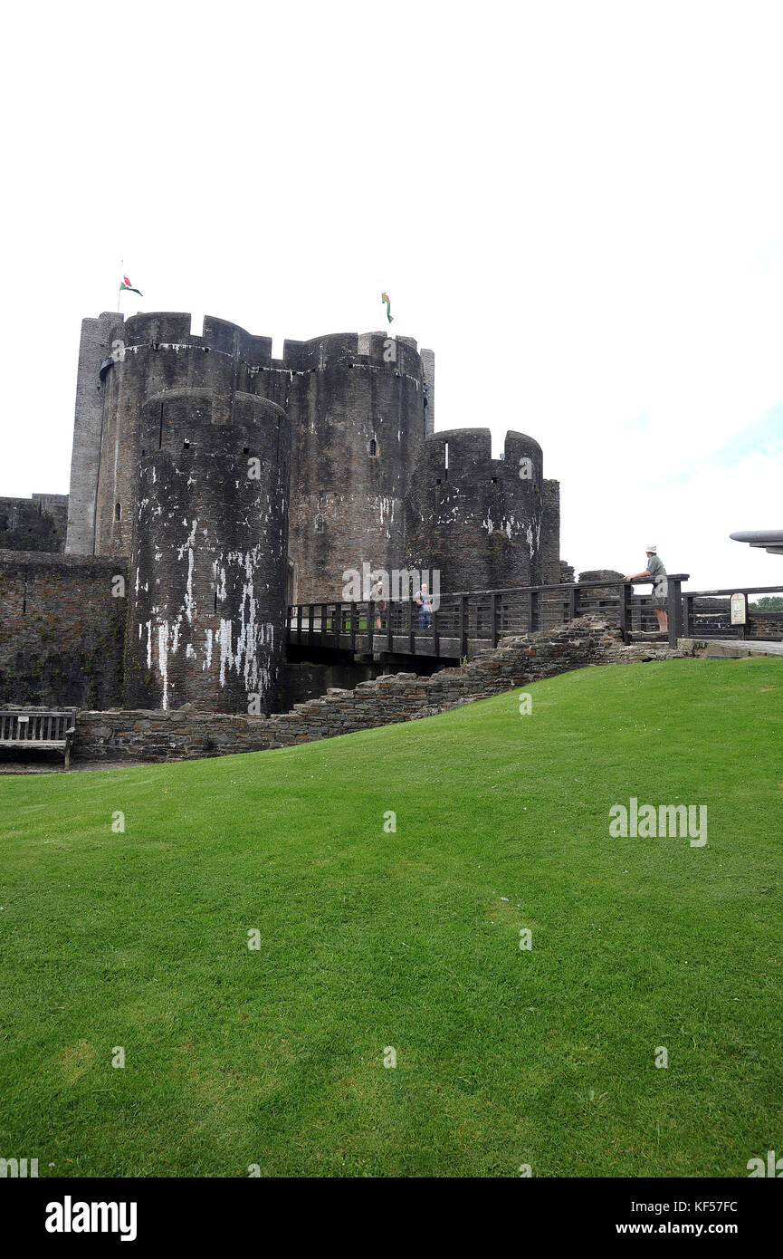 Inner gatehouse and drawbridge. Caerphilly Castle Stock Photo - Alamy