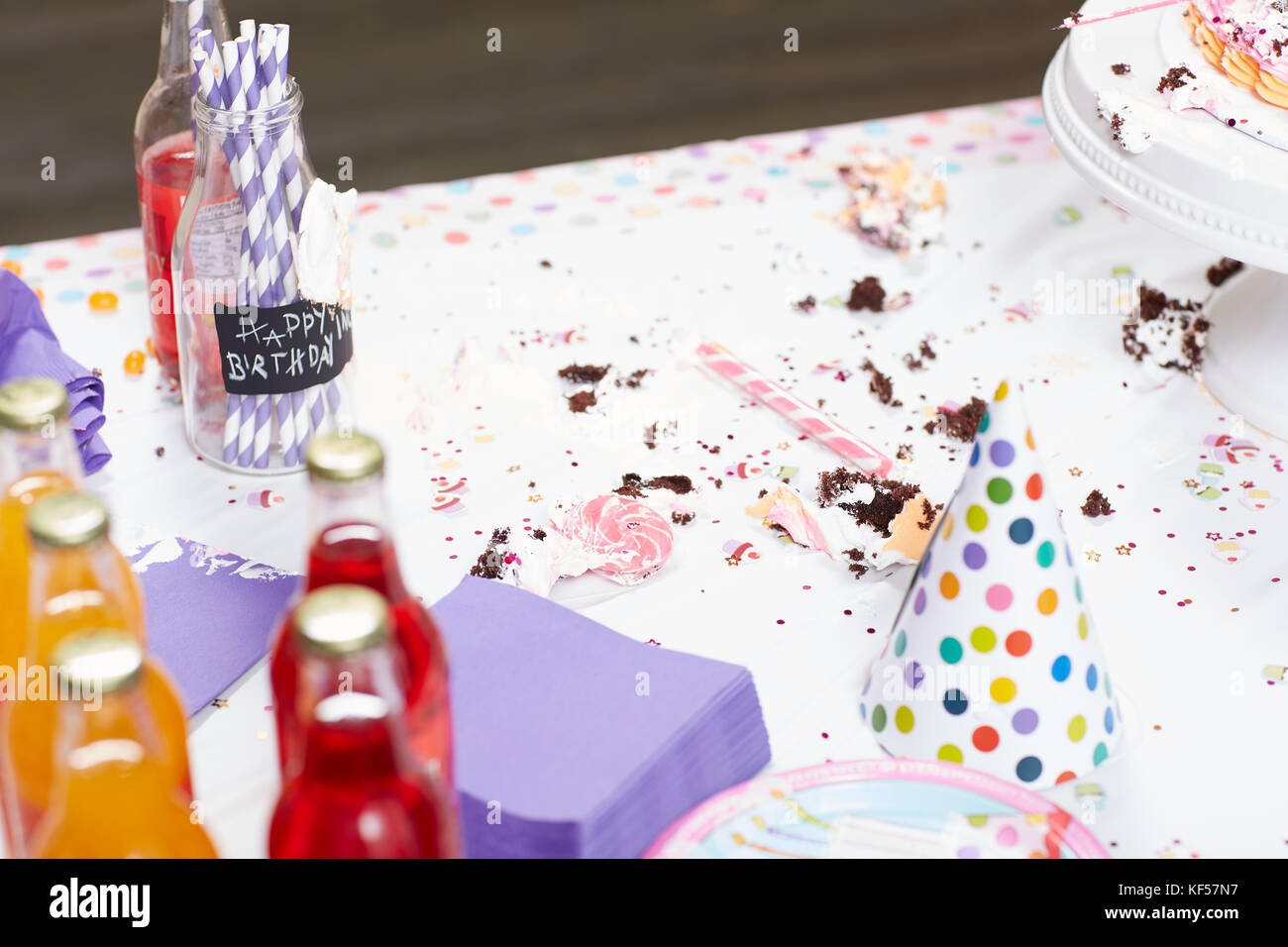 After party messy table hi-res stock photography and images - Alamy