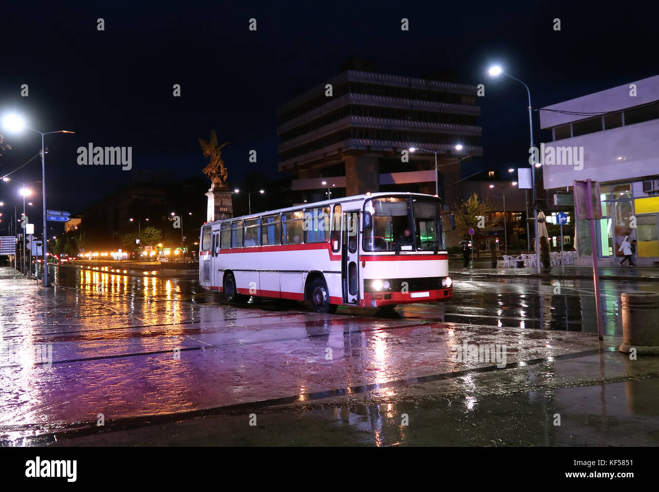 Bus arriving at the bus stop Stock Photo - Alamy