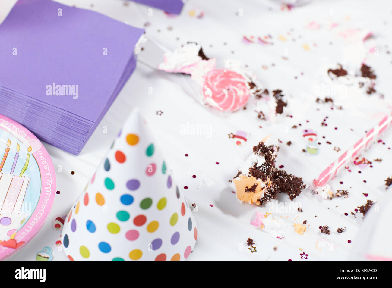 Untidy table with cake scraps after birthday party Stock Photo - Alamy