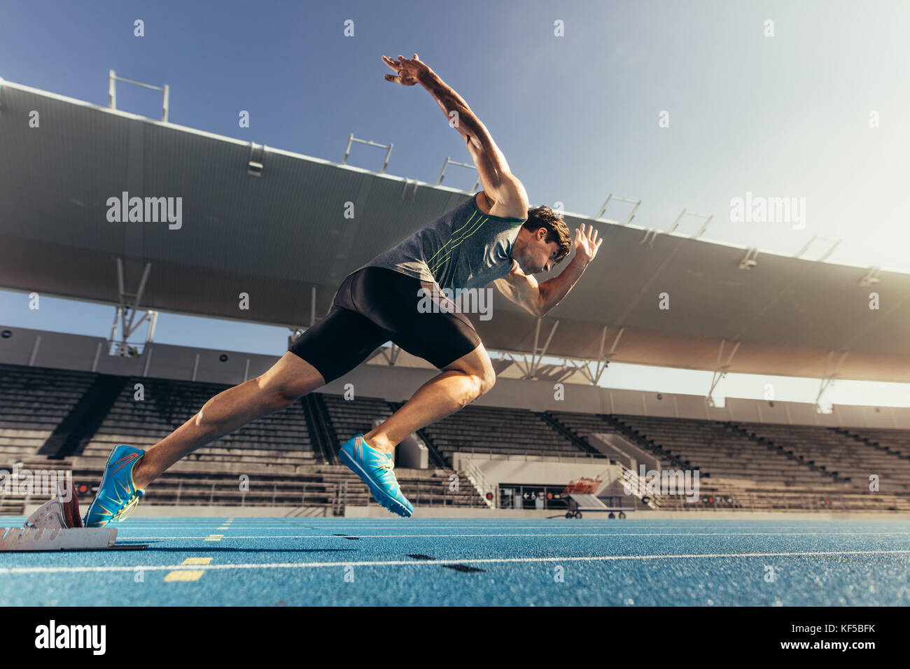 Runner in starting blocks hi-res stock photography and images - Alamy
