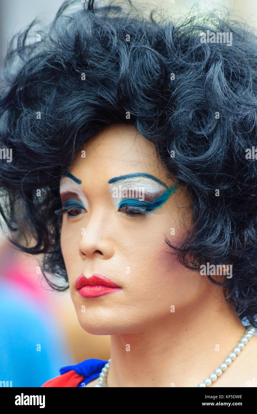 Drag artist entertains on the high street during the Edinburgh Fringe ...