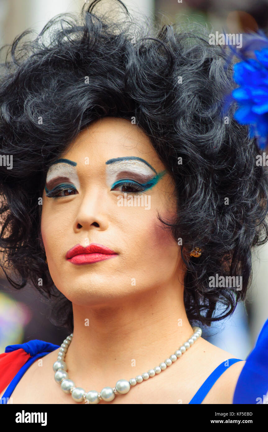 Drag artist entertains on the high street during the Edinburgh Fringe ...
