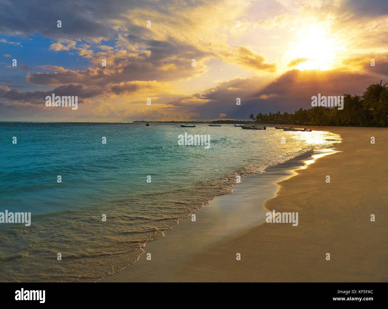 Akumal beach sunset in Riviera Maya of mayan Mexico Stock Photo - Alamy
