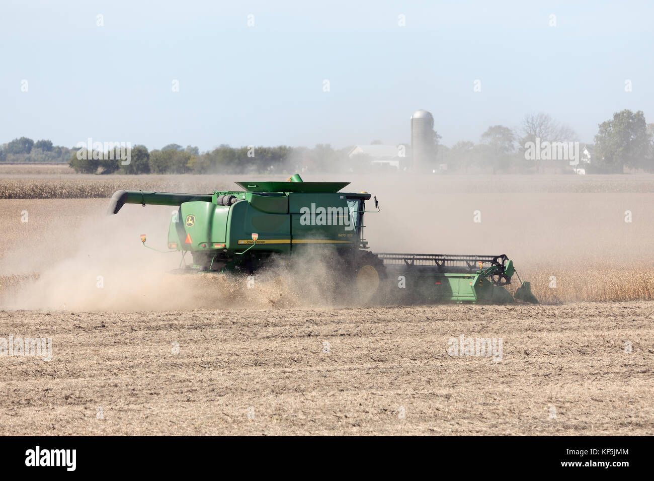 Middletown, Iowa, USA. 18th October, 2017. Soybean crops being ...