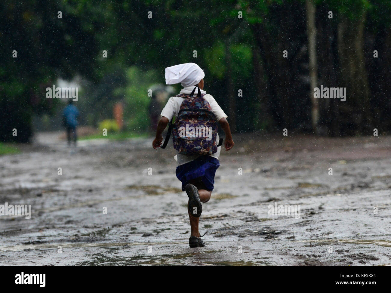 Walking in the rain hi-res stock photography and images - Alamy