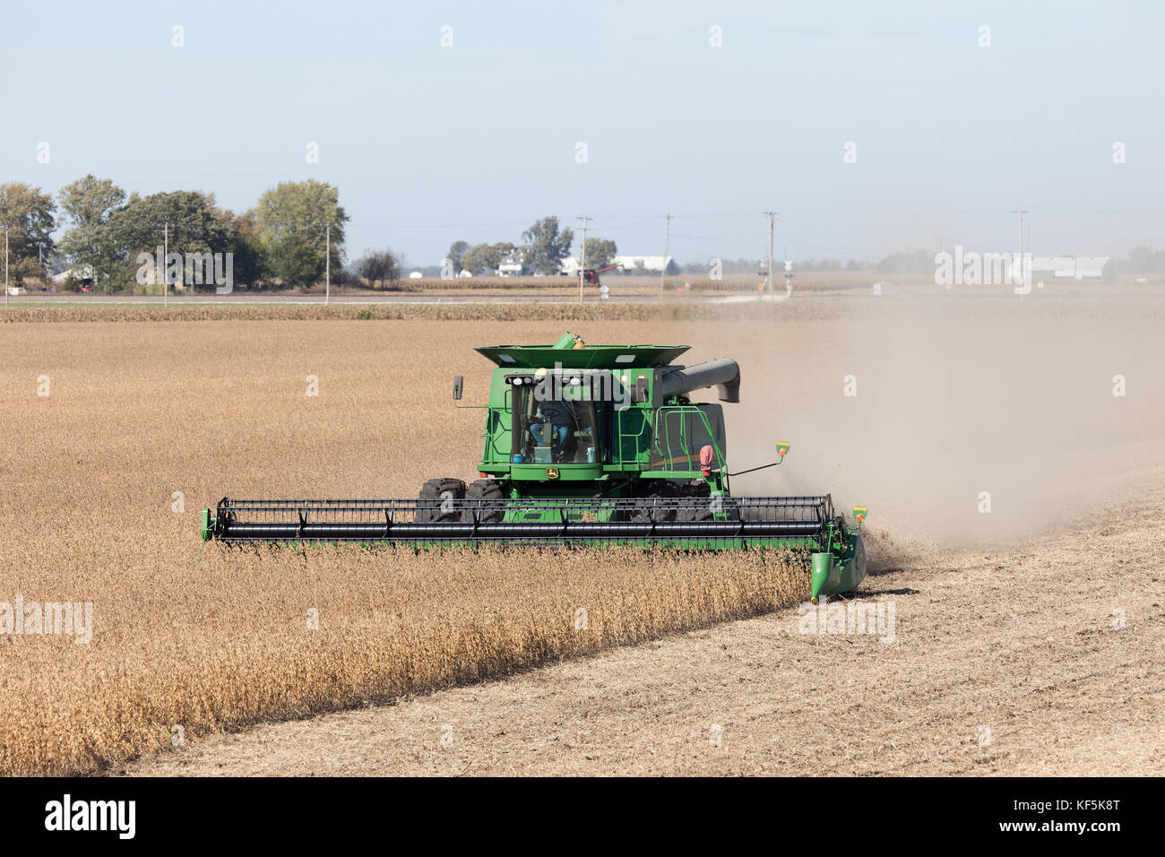 Middletown, Iowa, USA. 18th October, 2017. Soybean crops being ...