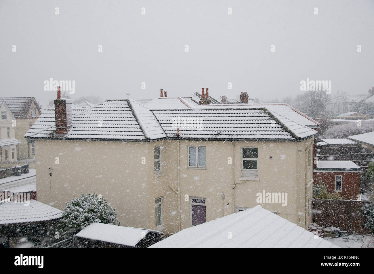 Winter weather - snow on the streets of Bournemouth Stock Photo - Alamy