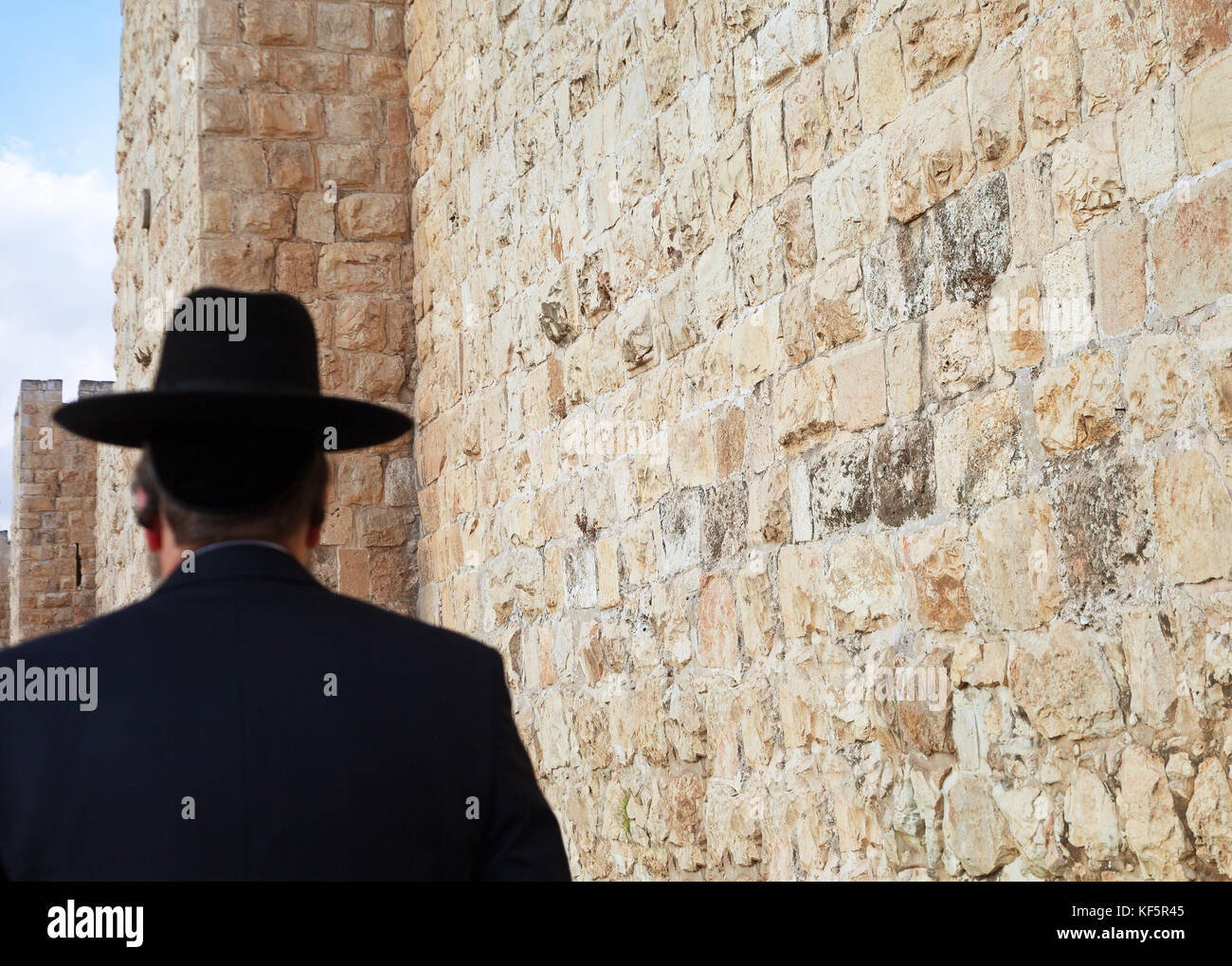 Traditional orthodox jewish man walking hi-res stock photography and ...
