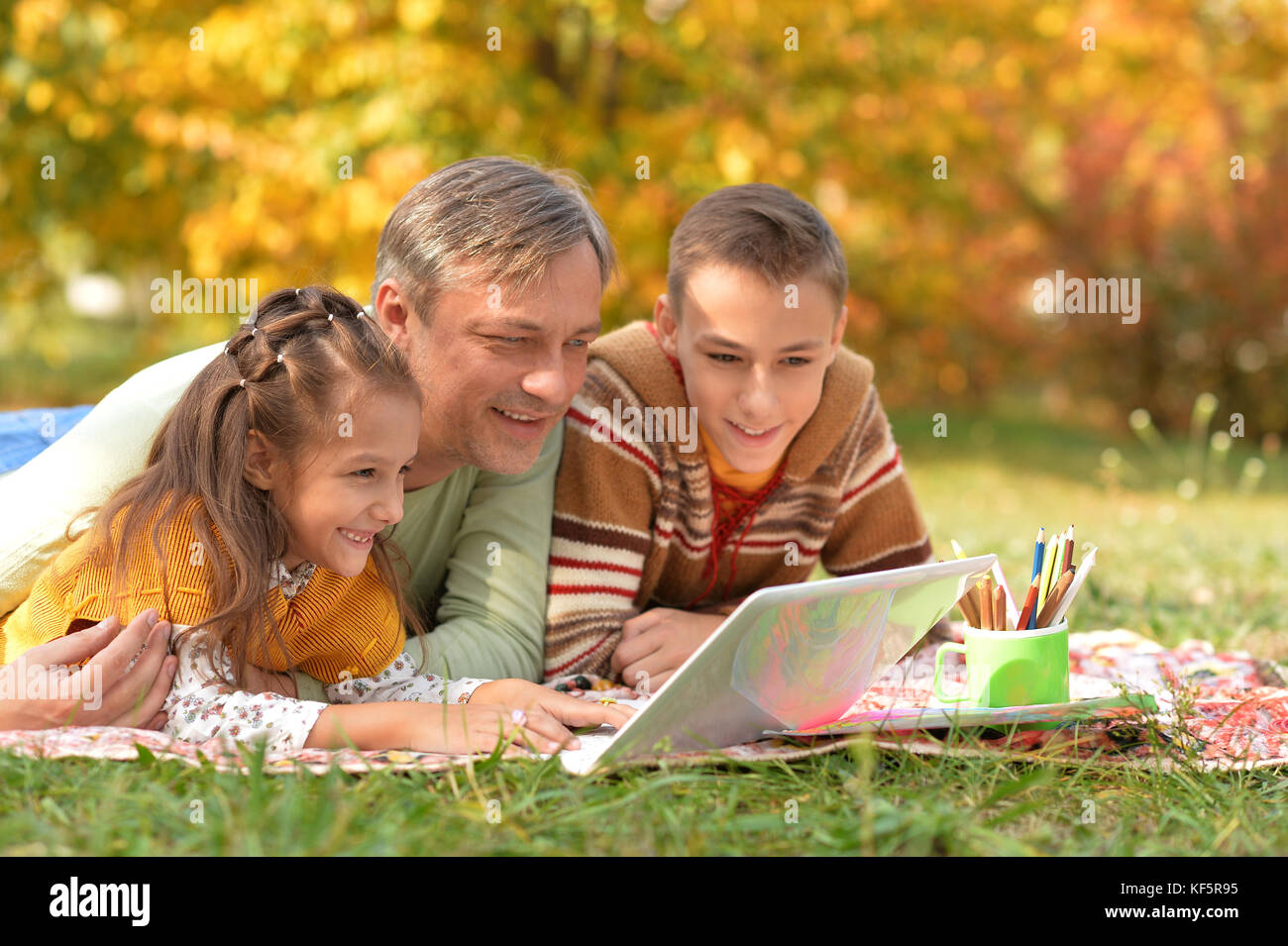 father with children using laptop Stock Photo - Alamy