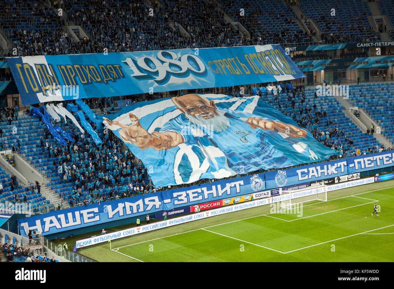 SAINT-PETERSBURG, RUSSIA-CIRCA OKT, 2017: Huge banner is unfolded over ...