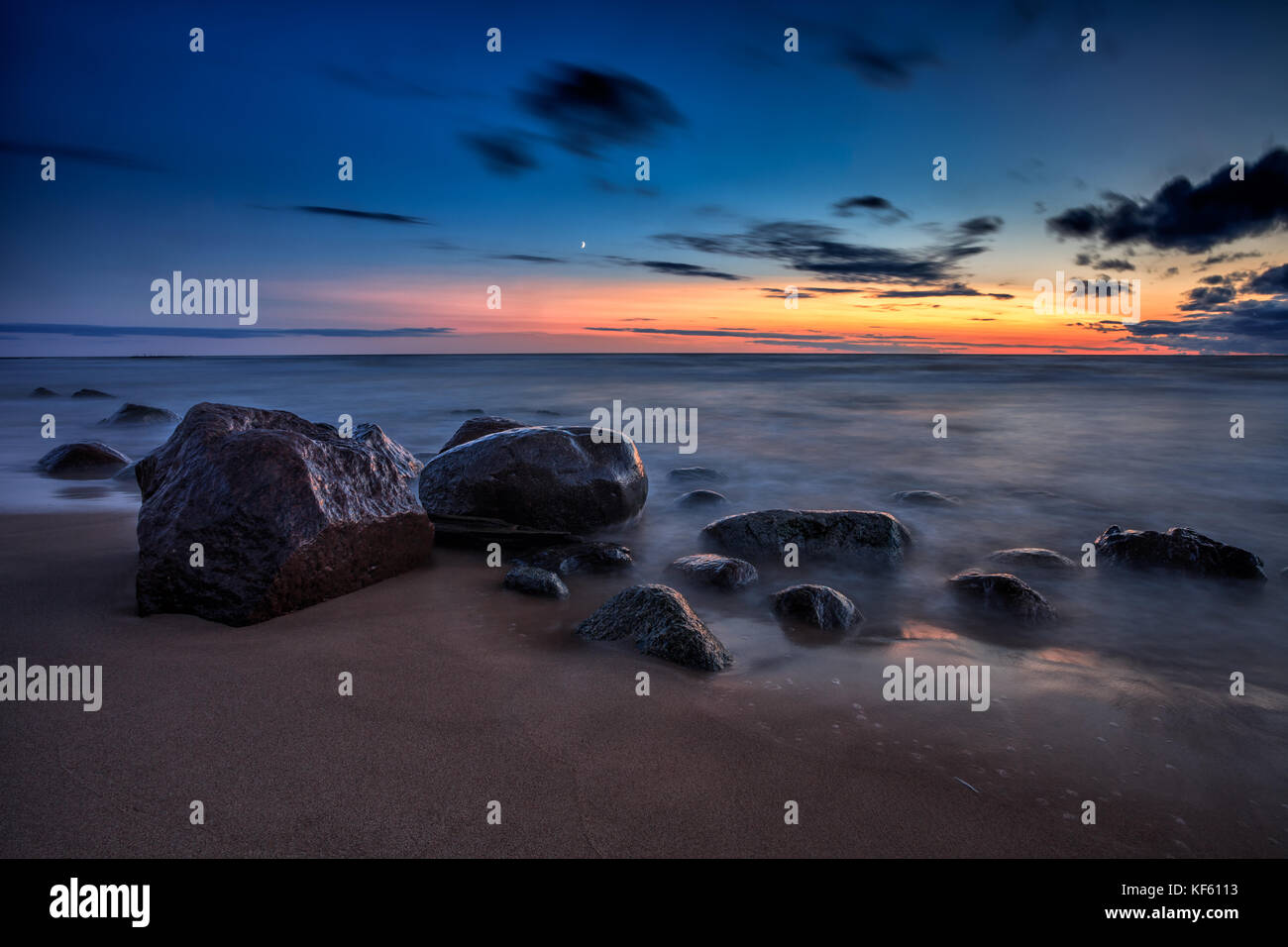 Rocks wet sea hi-res stock photography and images - Alamy