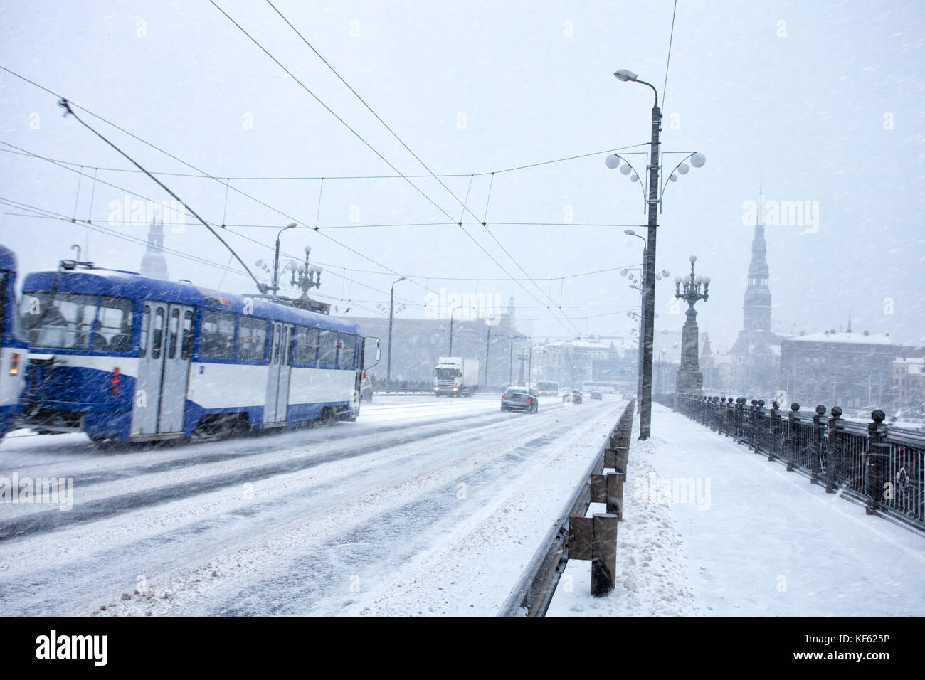 Slow traffic during heavy snow storm Stock Photo - Alamy