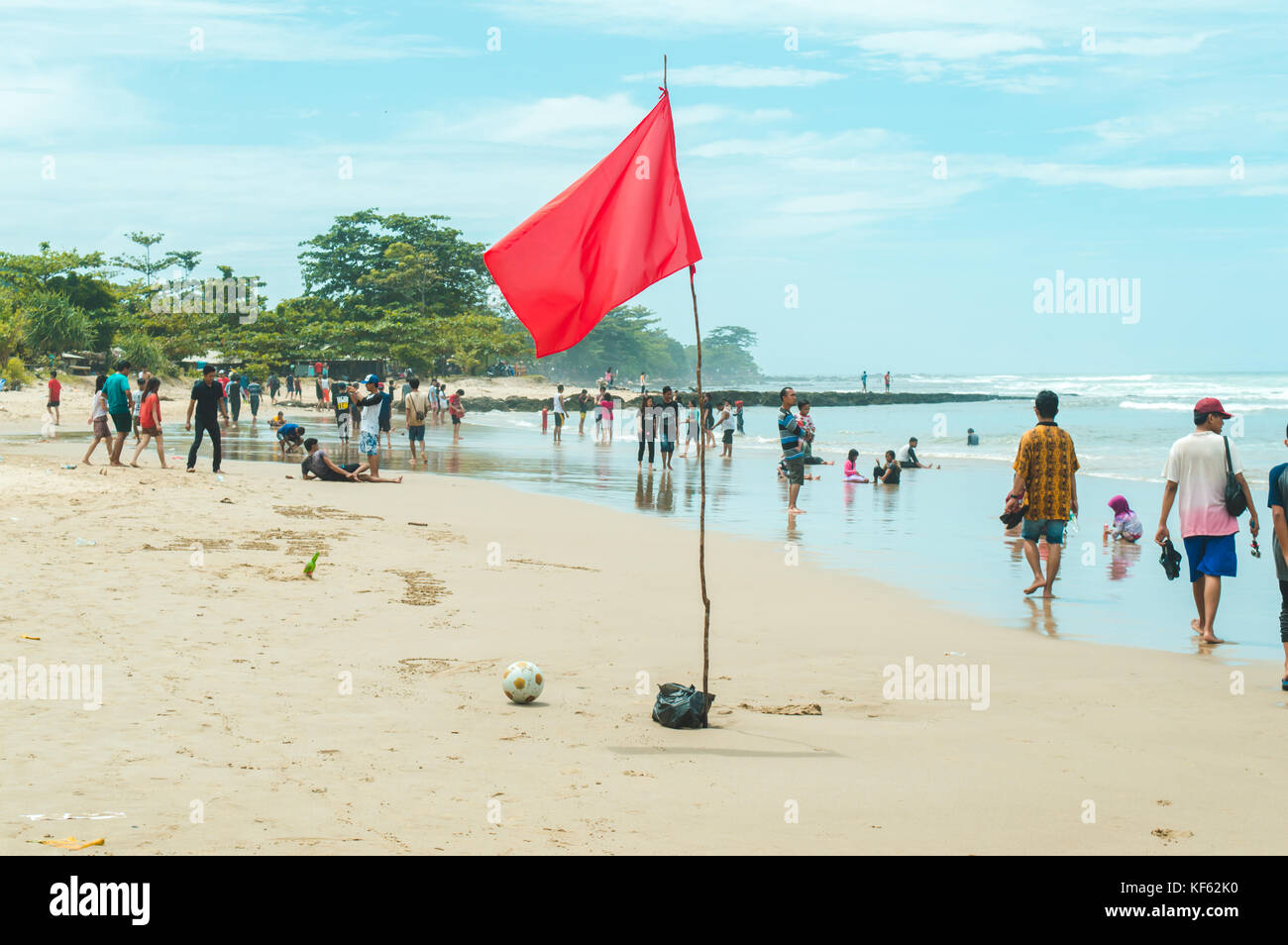 red flag on the beach Stock Photo - Alamy