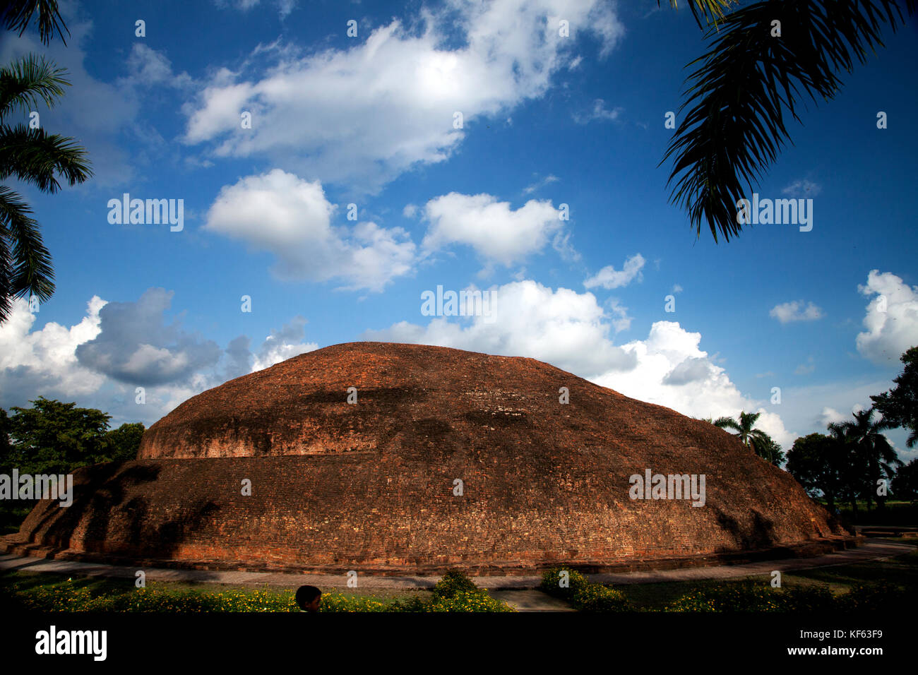 Mud granary with thatched roof hi-res stock photography and images - Alamy