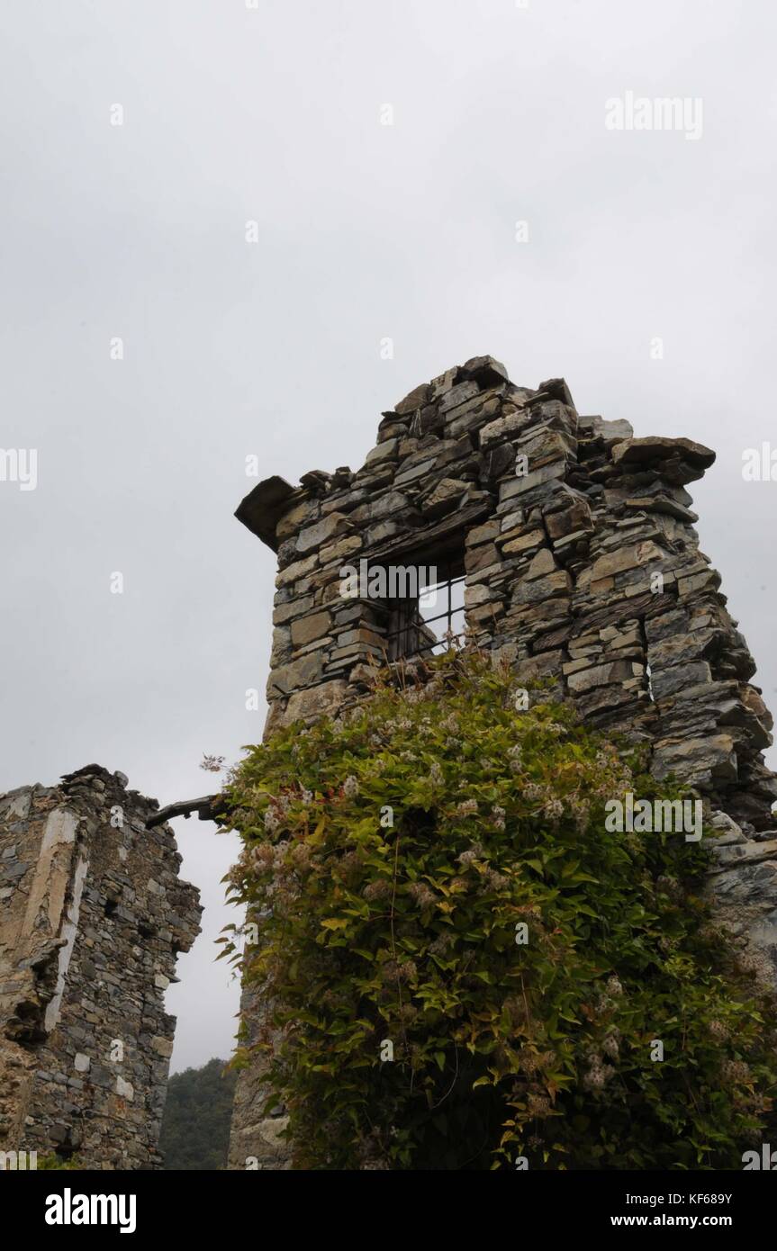 Remnants of the abandoned, Appennine, village of Vecchio Connio ...
