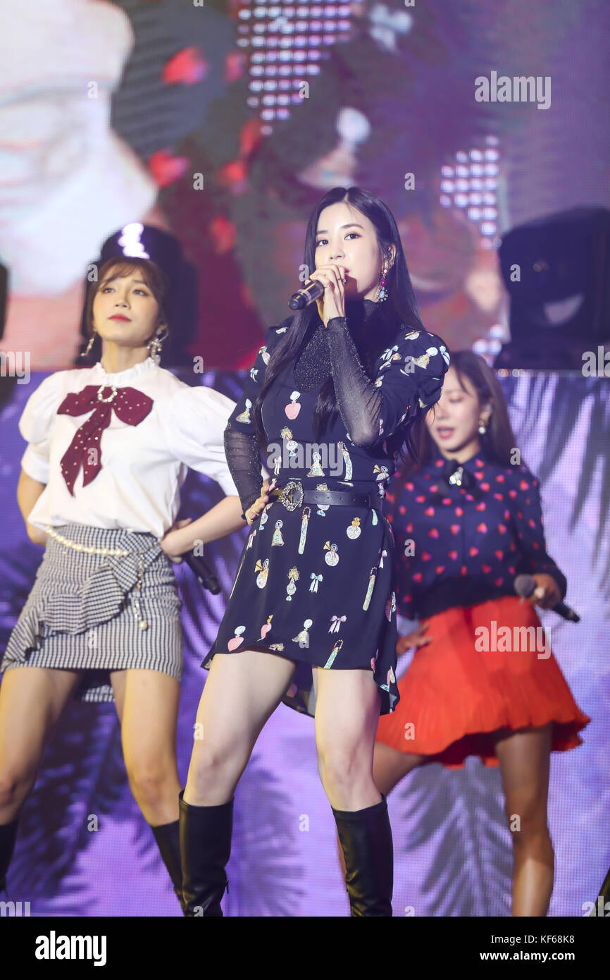 Members of South Korean girl group A-pink perform during the Asia Tour ...