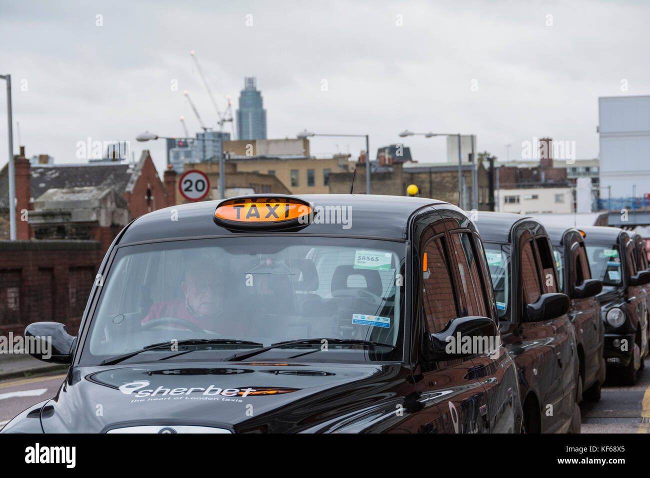 Taxis queuing outside Waterloo station in central London Stock Photo ...