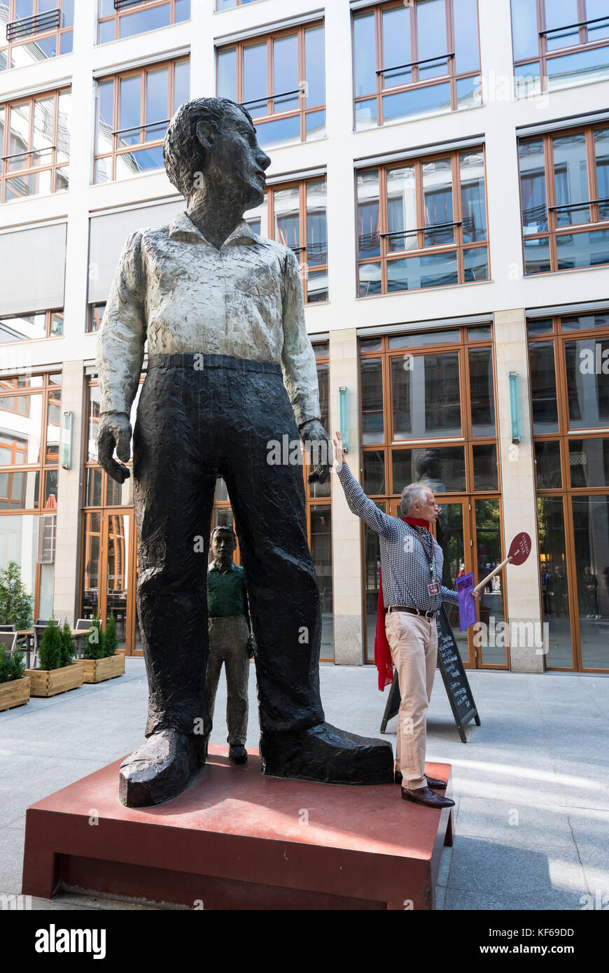 Statue of man and boy hi-res stock photography and images - Alamy