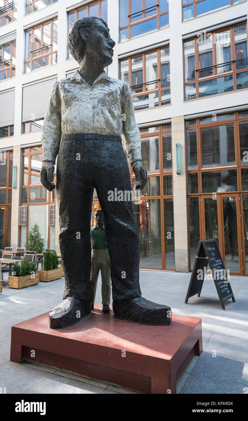 Statue of Large and Small Man in bar entrance Stock Photo - Alamy