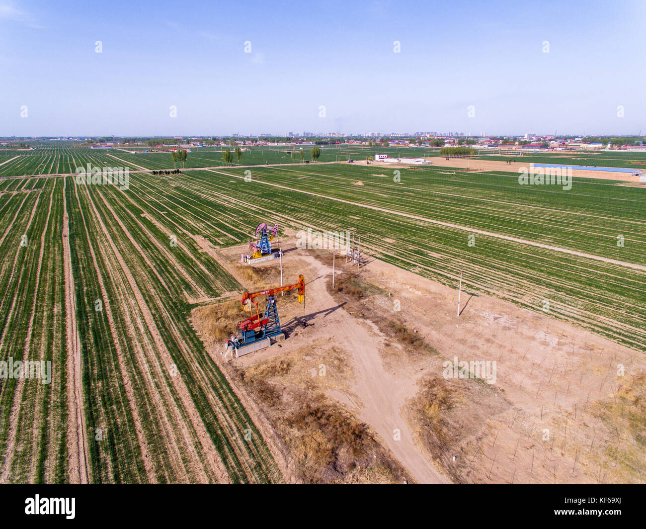 Aerial view of oil rig drilling platform hi-res stock photography and ...
