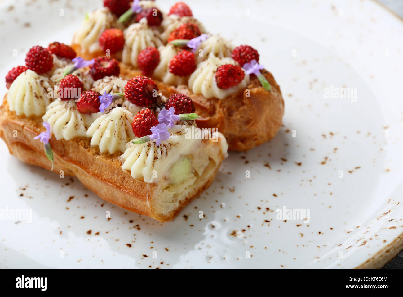 French eclair with cream on plate, food closeup Stock Photo - Alamy