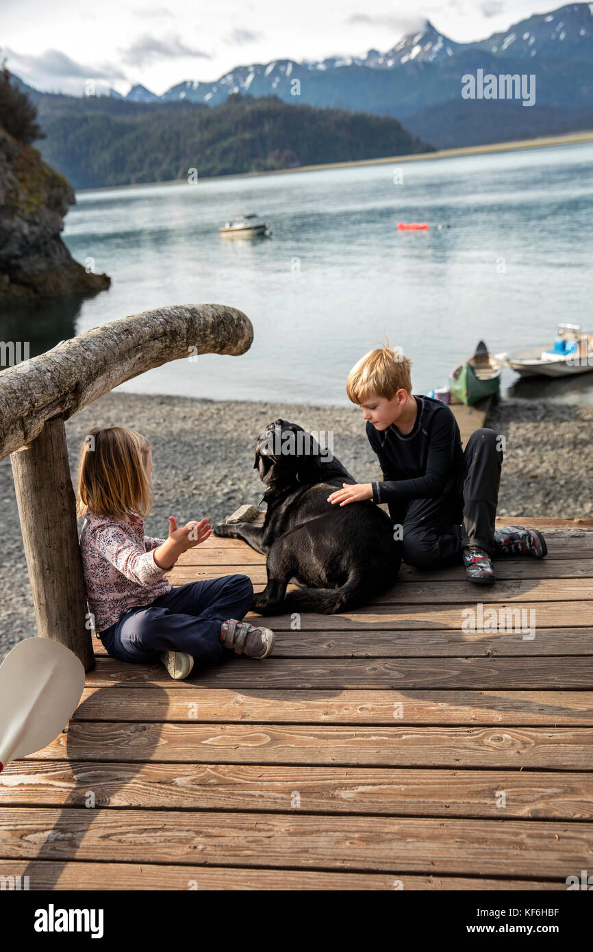 USA, Alaska, Homer, China Poot Bay, Kachemak Bay, children playing on ...