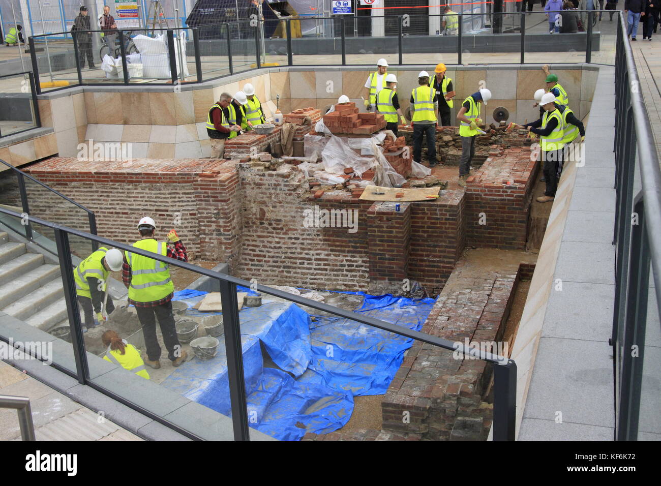 Hull, UK. 25th Oct, 2017. People watching repairs at Beverley Gate ...