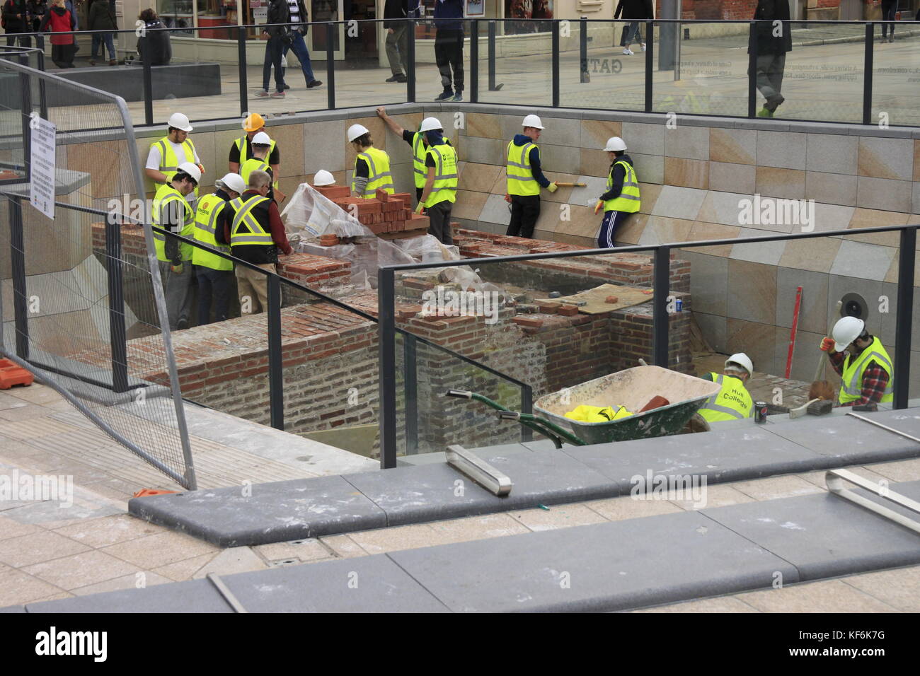 Hull, UK. 25th Oct, 2017. People watching repairs at Beverley Gate ...