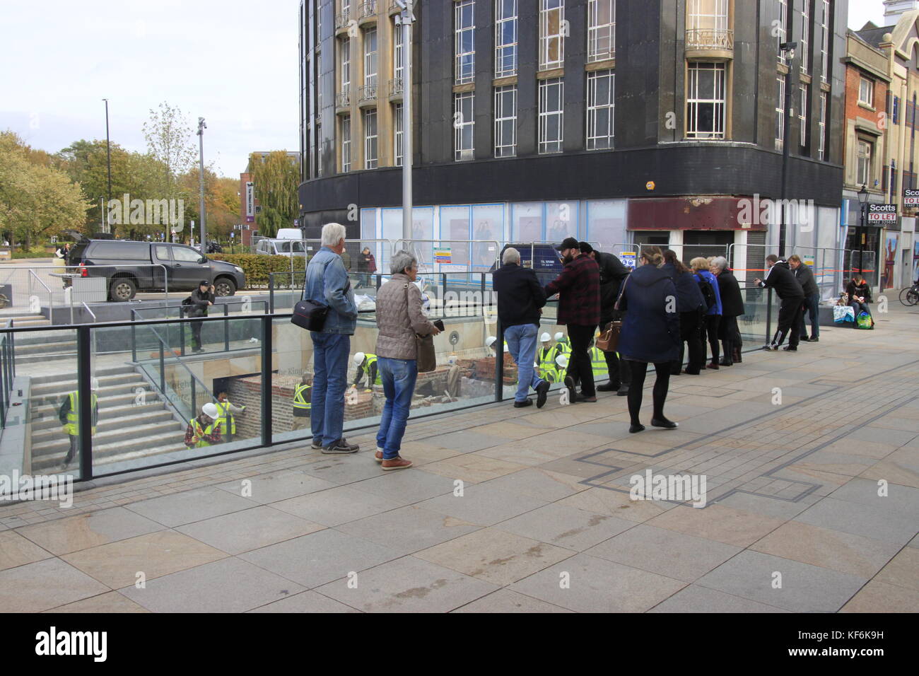 Hull, UK. 25th Oct, 2017. People watching repairs at Beverley Gate ...
