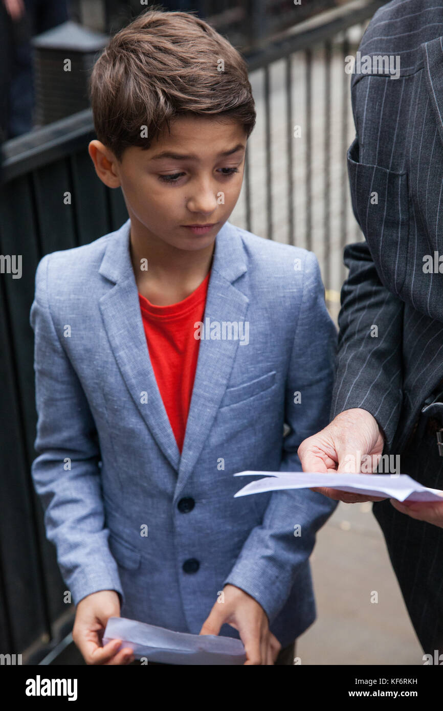 Oliver simpson hi-res stock photography and images - Alamy