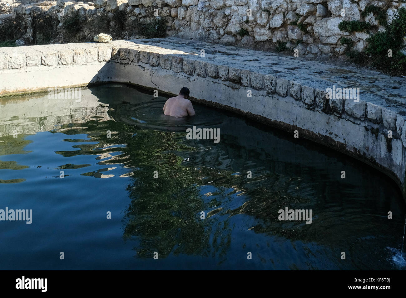 Jerusalem, Israel. 26th Oct, 2017. A religious Jewish man dips in a ...