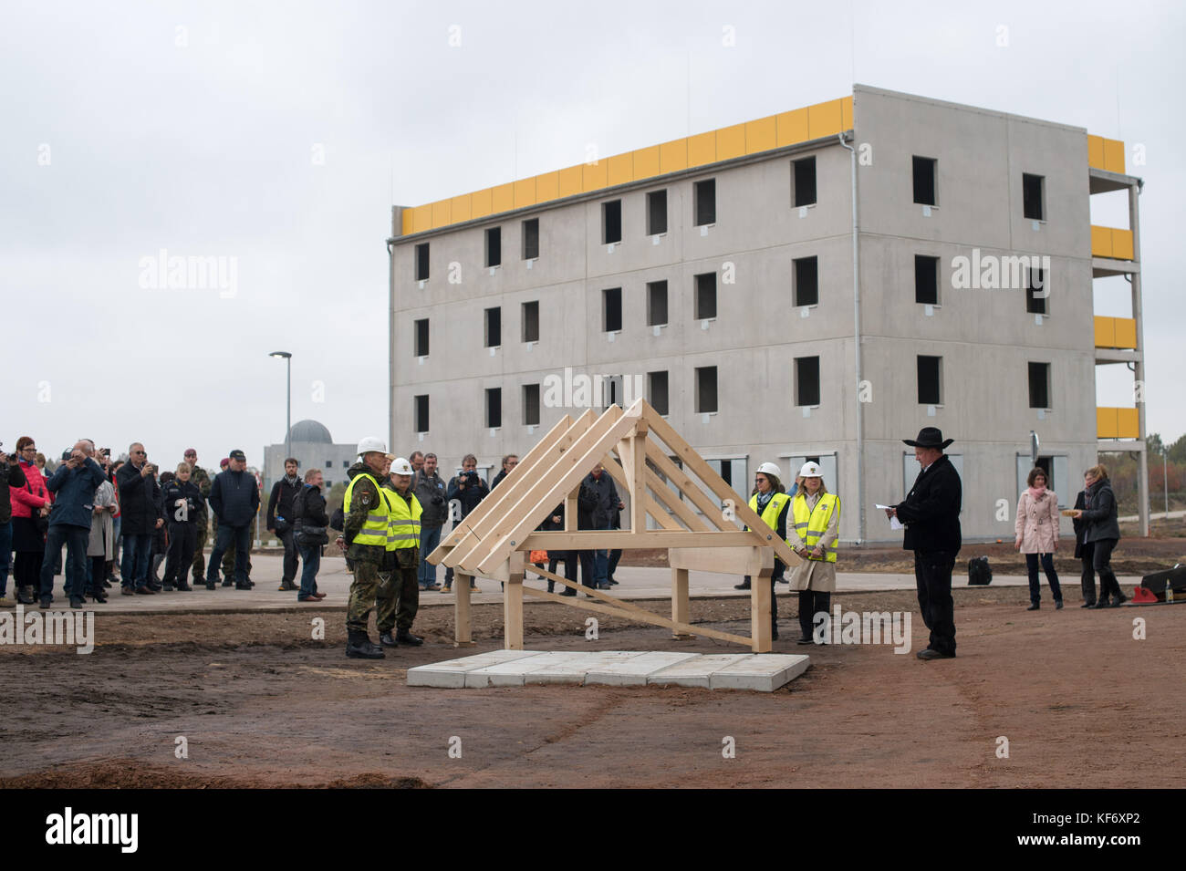 Letzlingen, Germany. 26th Oct, 2017. Carpenter Peter Michael (R ...