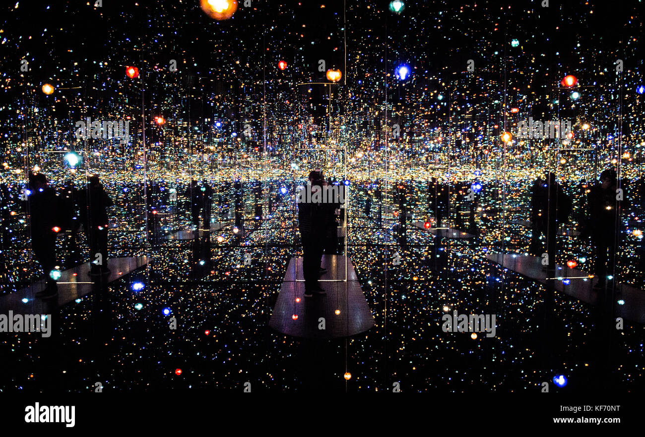 Infinity mirrored room hi-res stock photography and images - Alamy