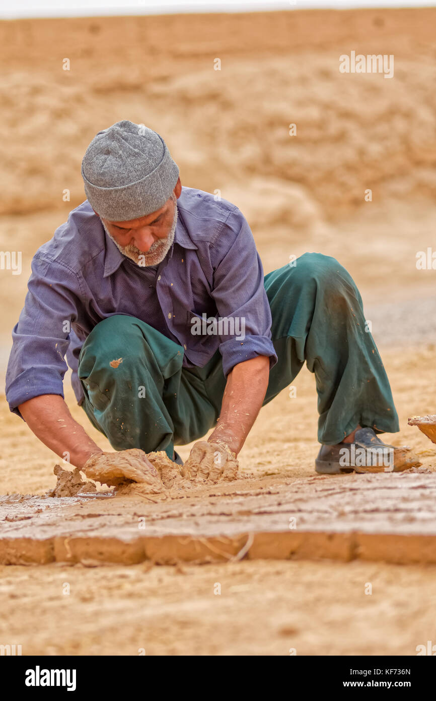 Clayman making bricks Stock Photo - Alamy