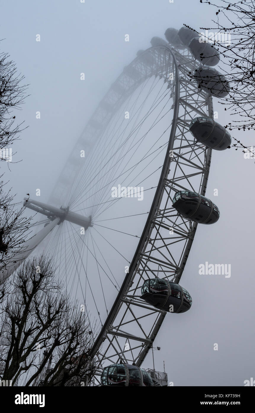The fascinating atmosphere in London during a foggy day Stock Photo - Alamy