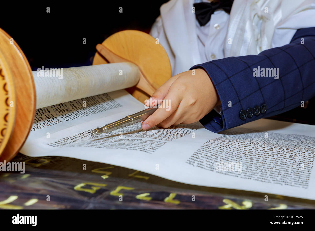 Rabbi reading torah hi-res stock photography and images - Alamy