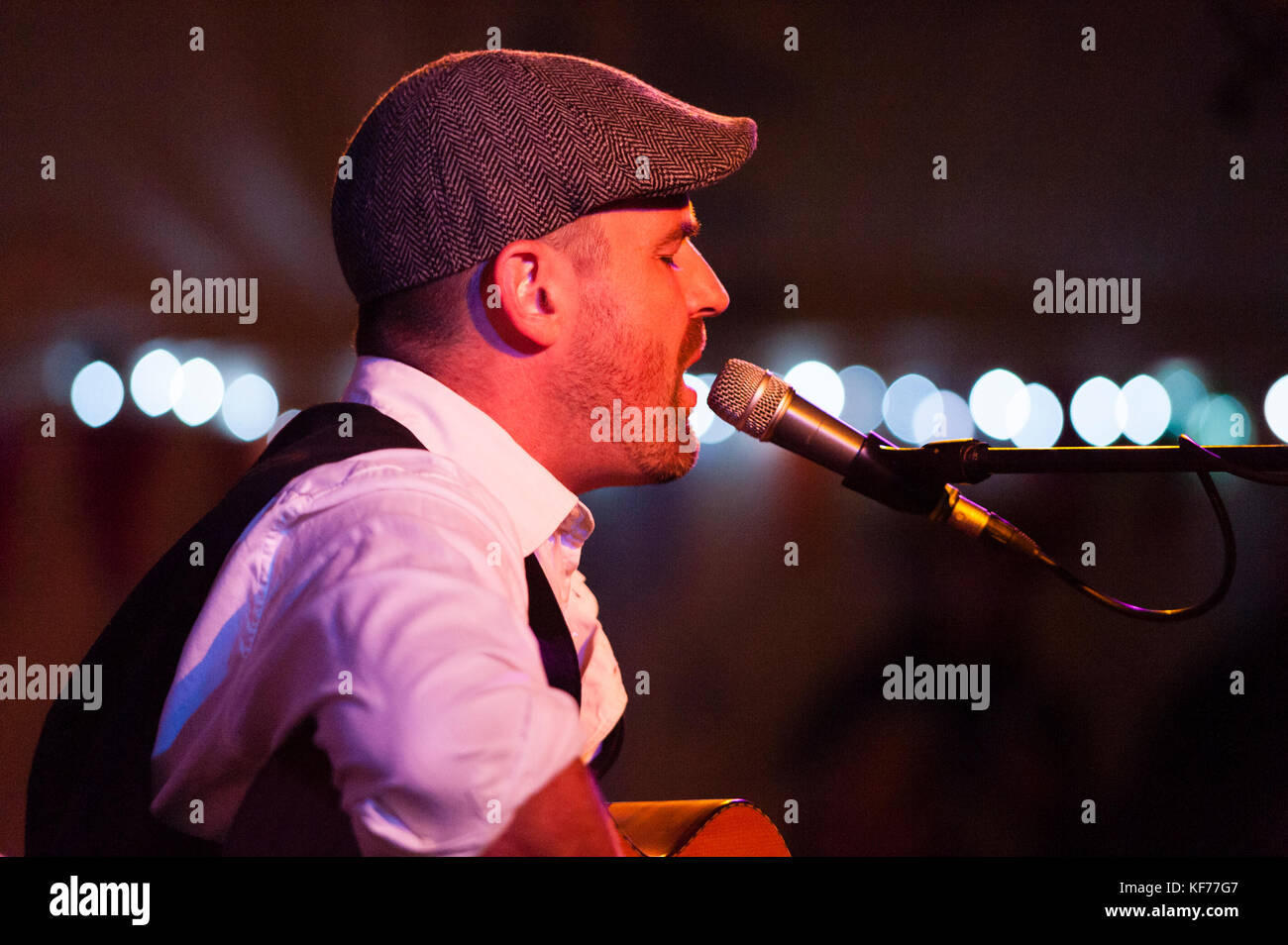 The British singer-songwriter and accompished slide guitarist Martin ...