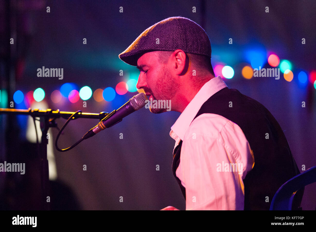 The British singer-songwriter and accompished slide guitarist Martin ...