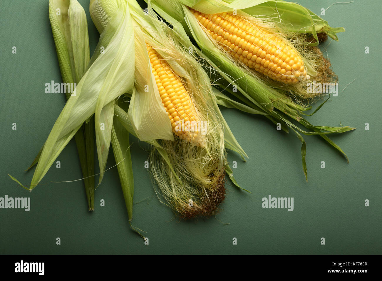 Fresh raw corn cobs Stock Photo - Alamy