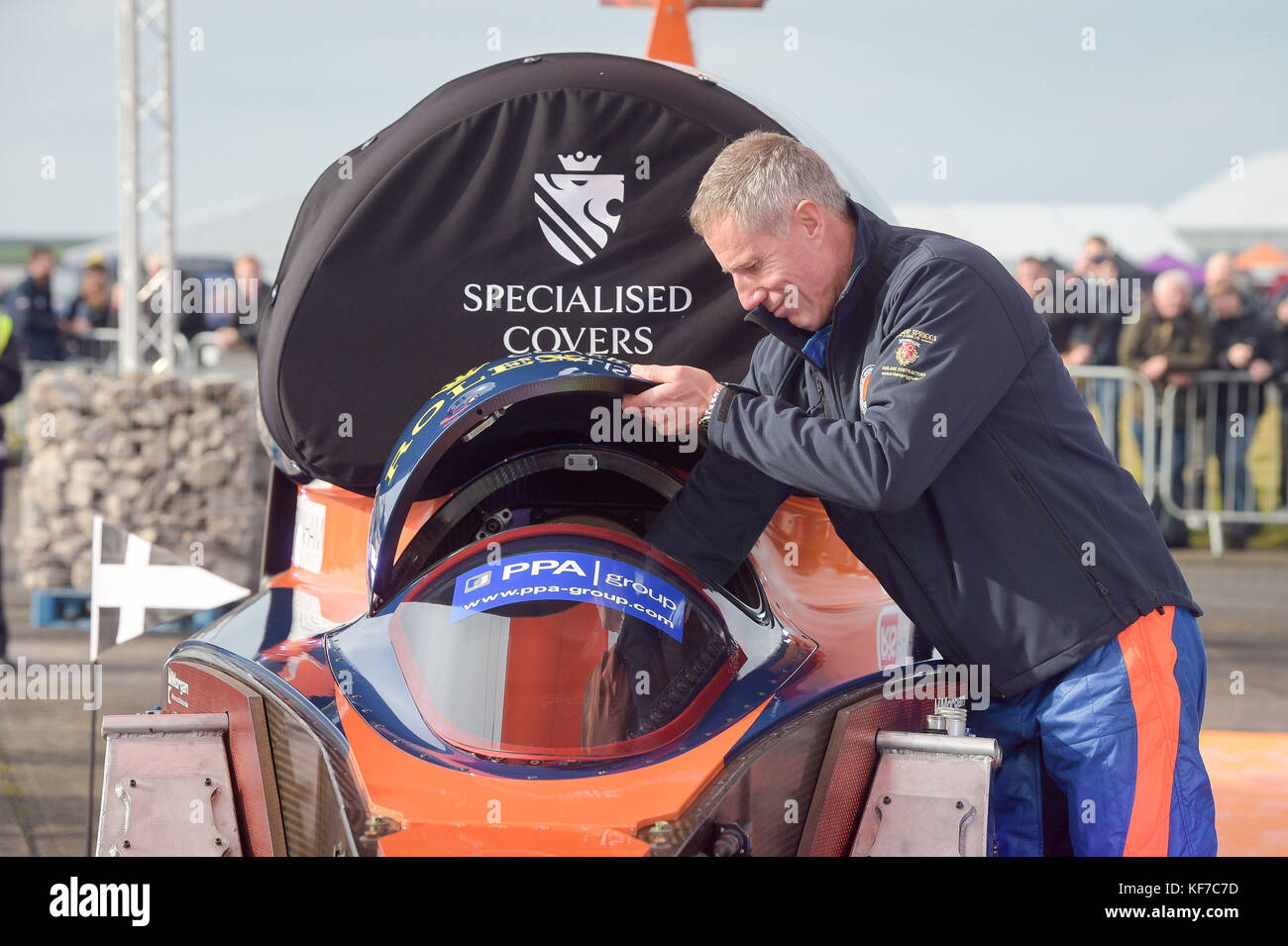 Pilot Andy Green removes the cockpit canopy on the Bloodhound 1,000mph ...