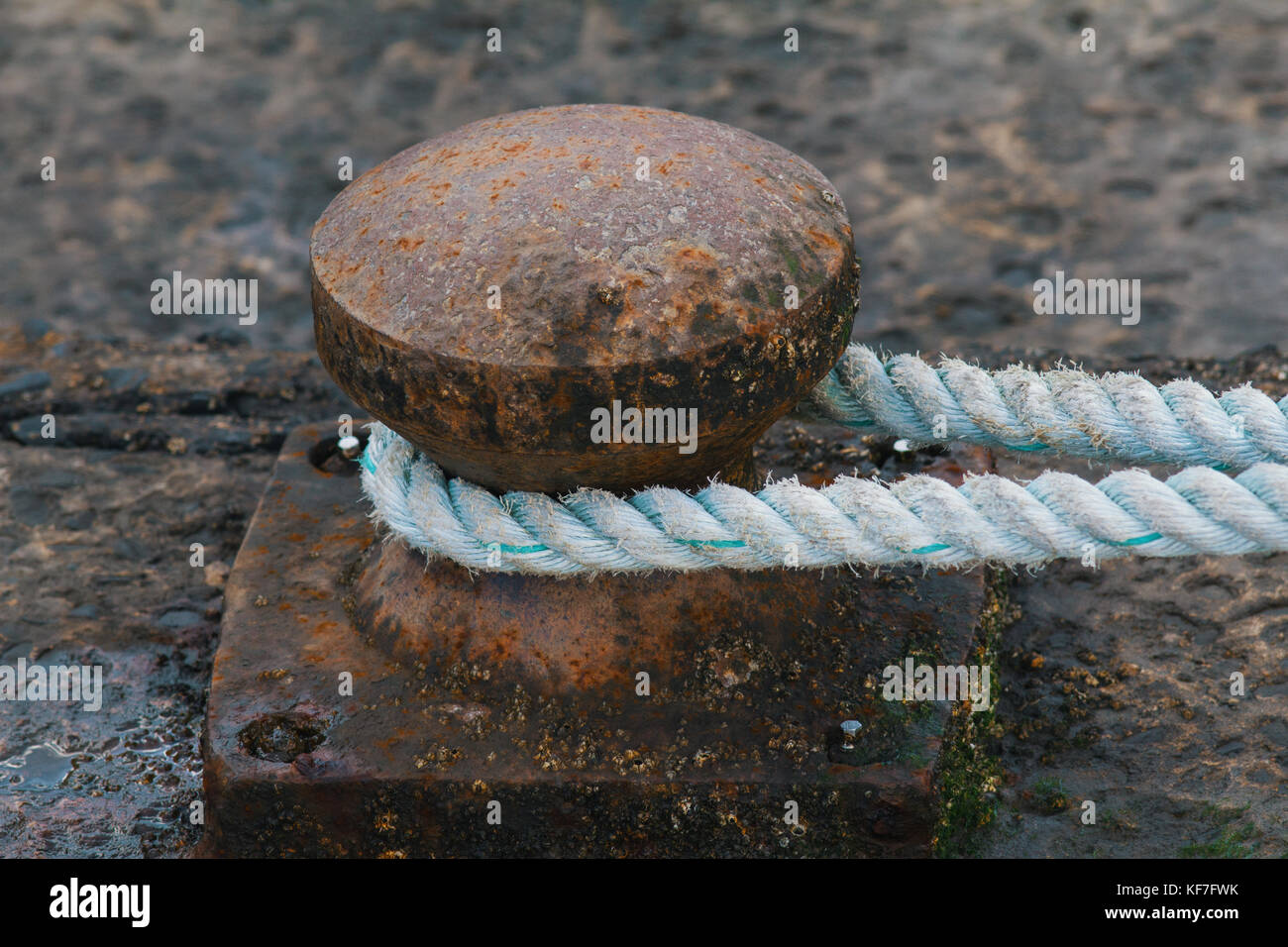 Rope attachment ship hi-res stock photography and images - Alamy