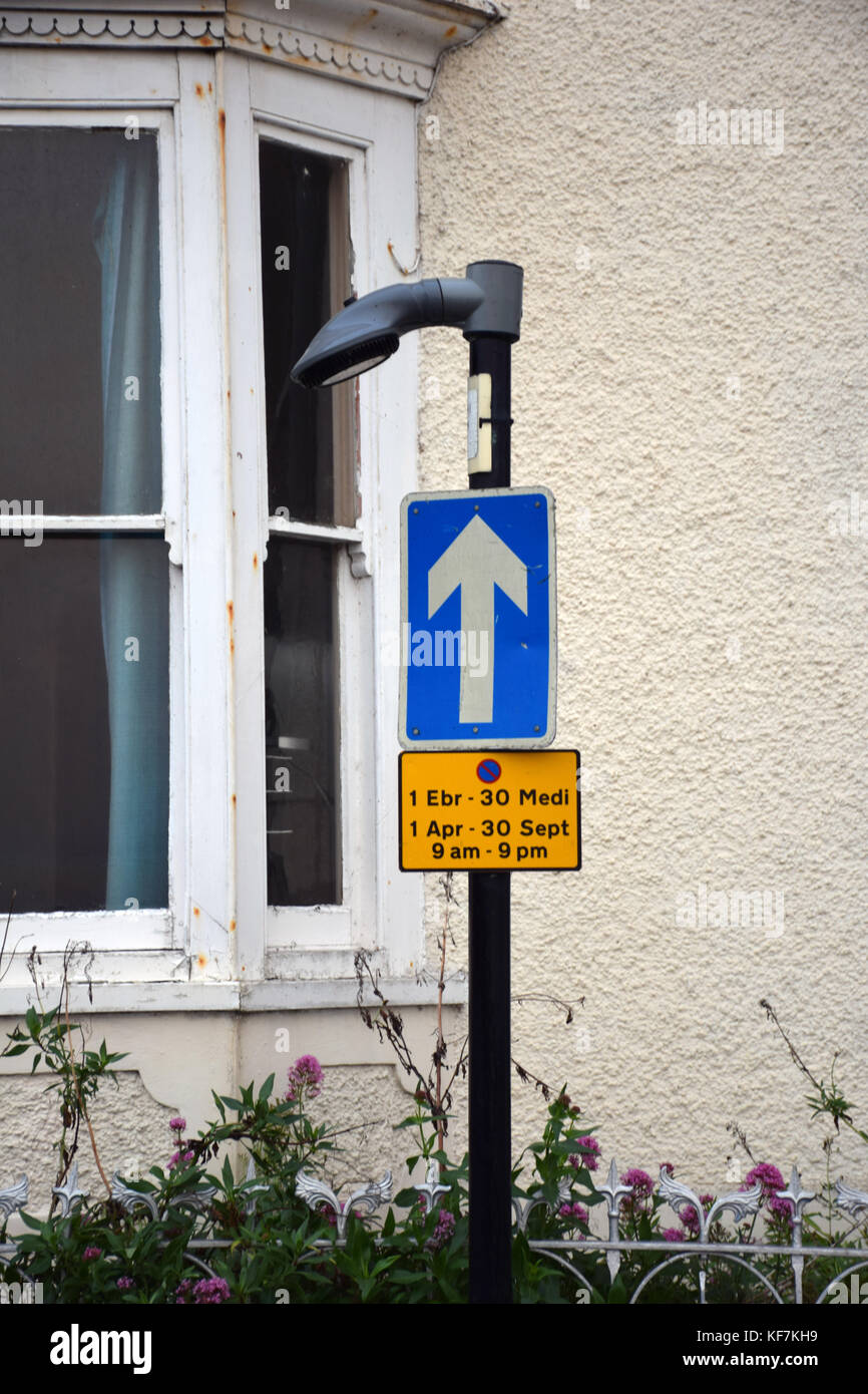 Signs in English and Welsh Stock Photo - Alamy