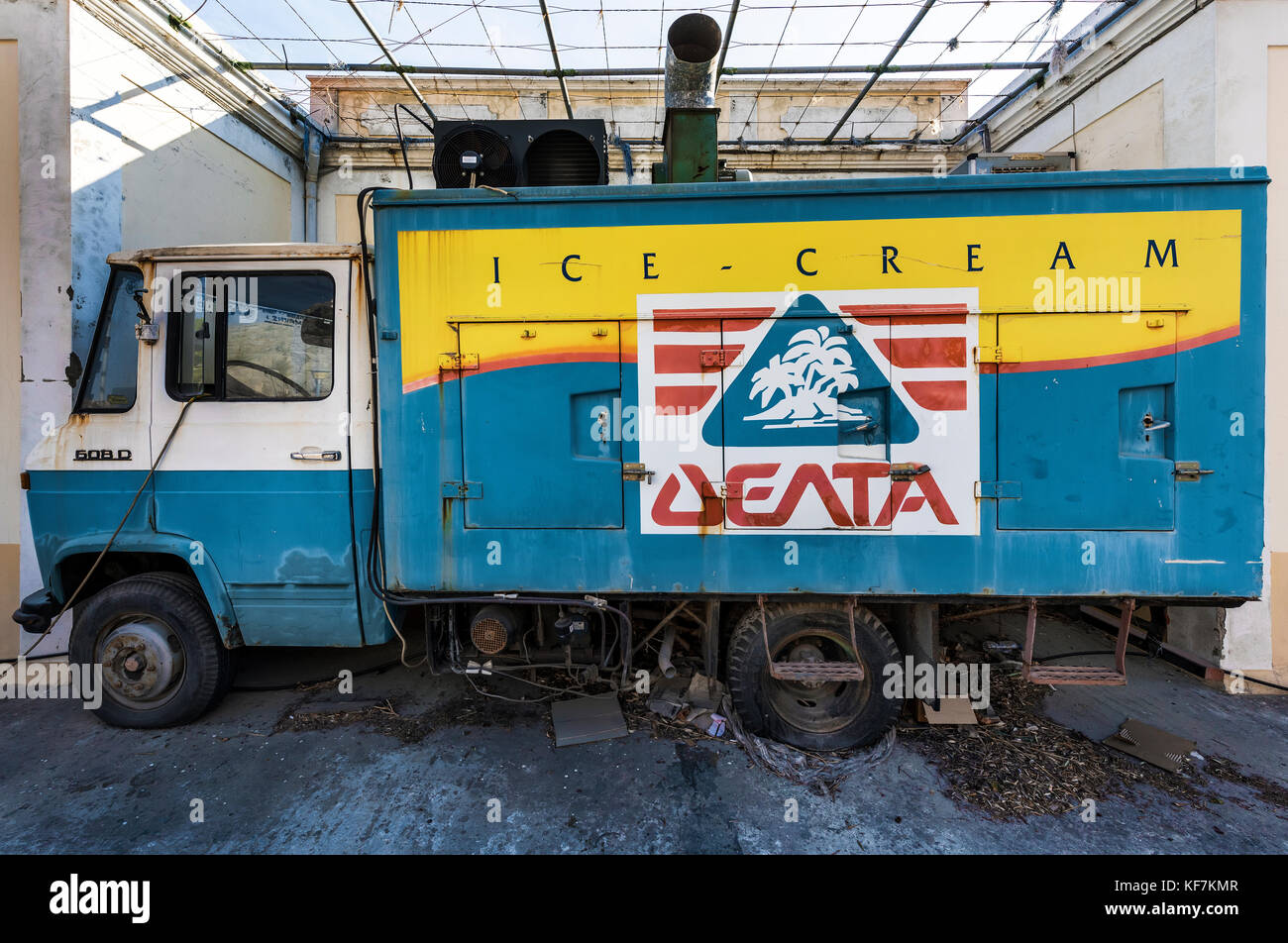 Ice Cream Wagon Stock Photo - Alamy