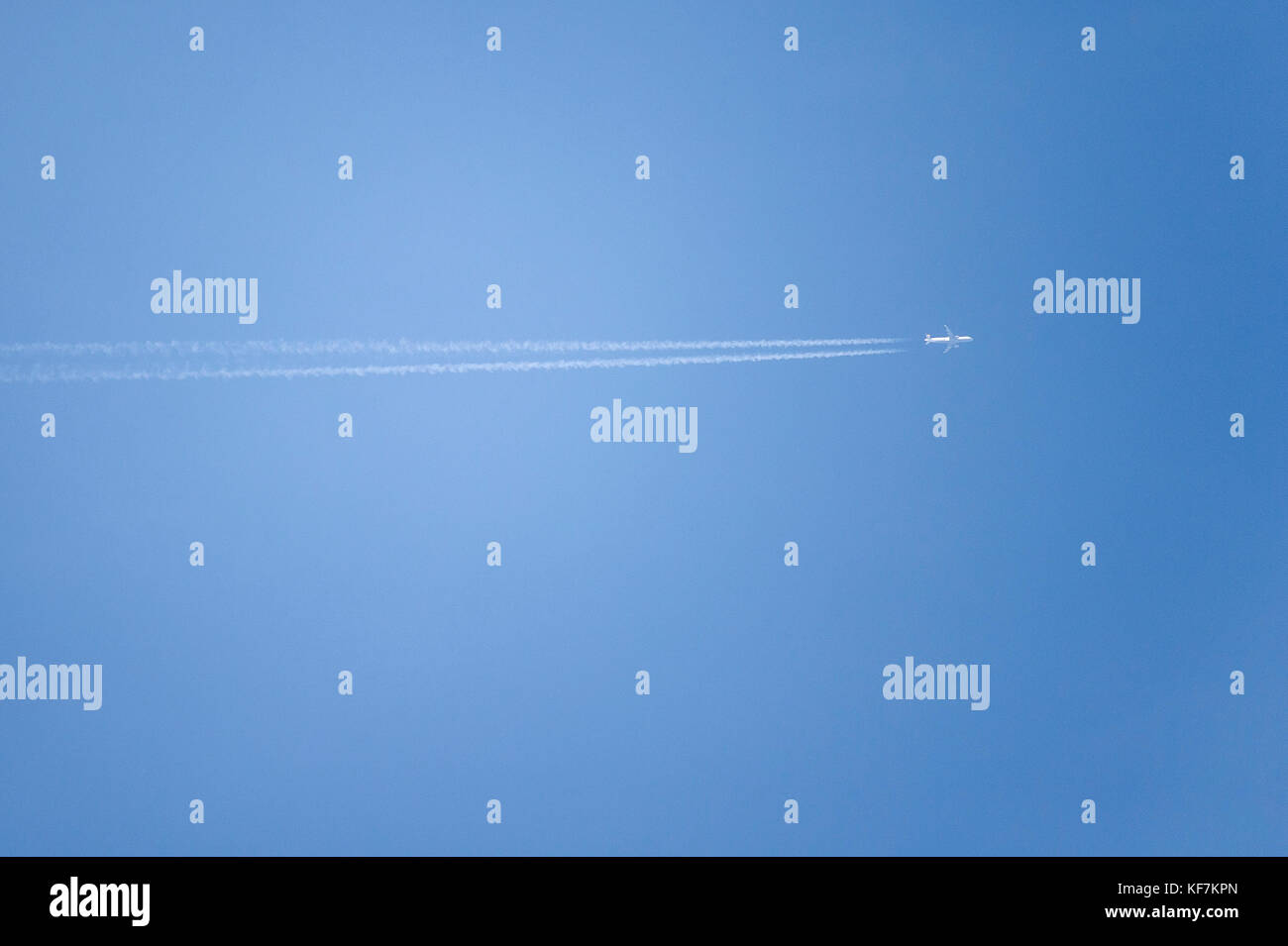 Sky with plane traces hi-res stock photography and images - Alamy