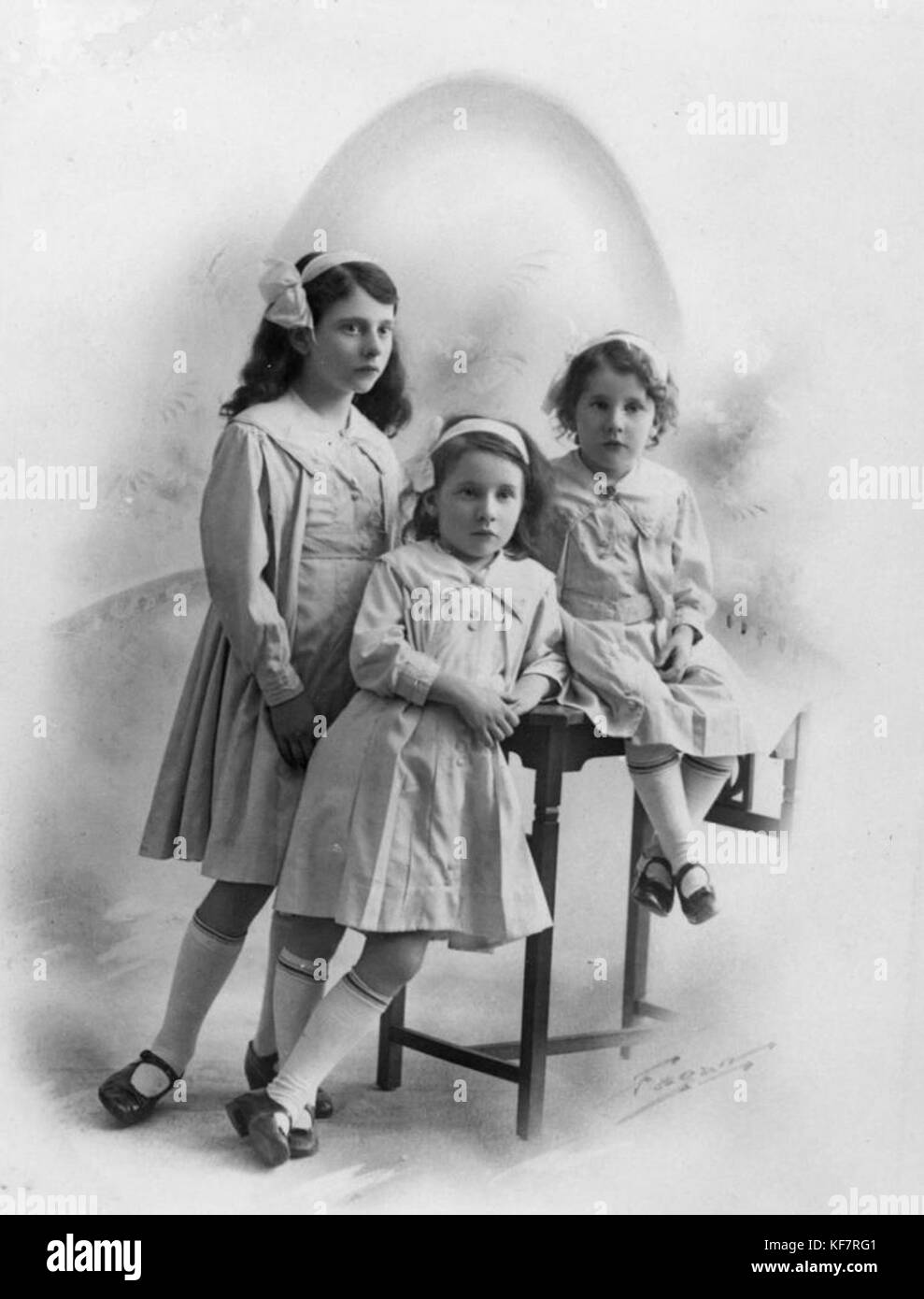 Family photo sisters three hi-res stock photography and images - Alamy