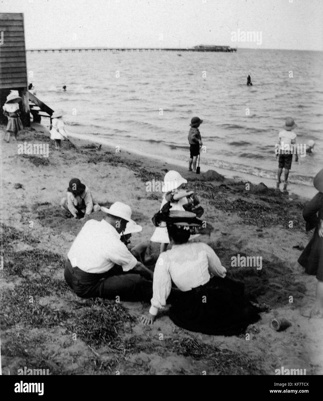 1 113212 Scene of a family group on a beach, 1900 1910 Stock Photo - Alamy